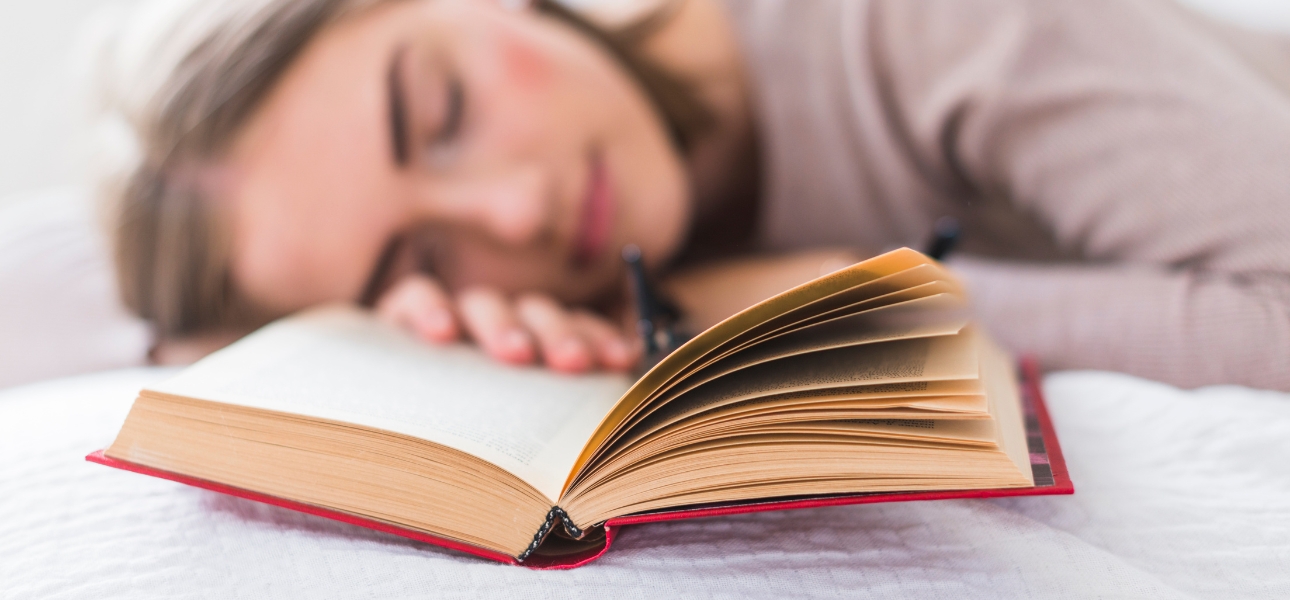 Cómo la lectura puede mejorar tu sueño - Blog Hamelyn