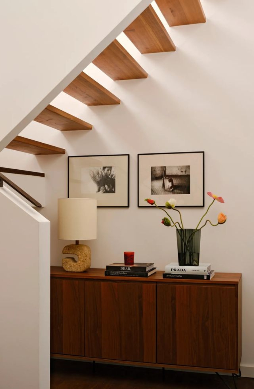 5 ideas para decorar el recibidor de tu casa con libros - Blog Hamelyn